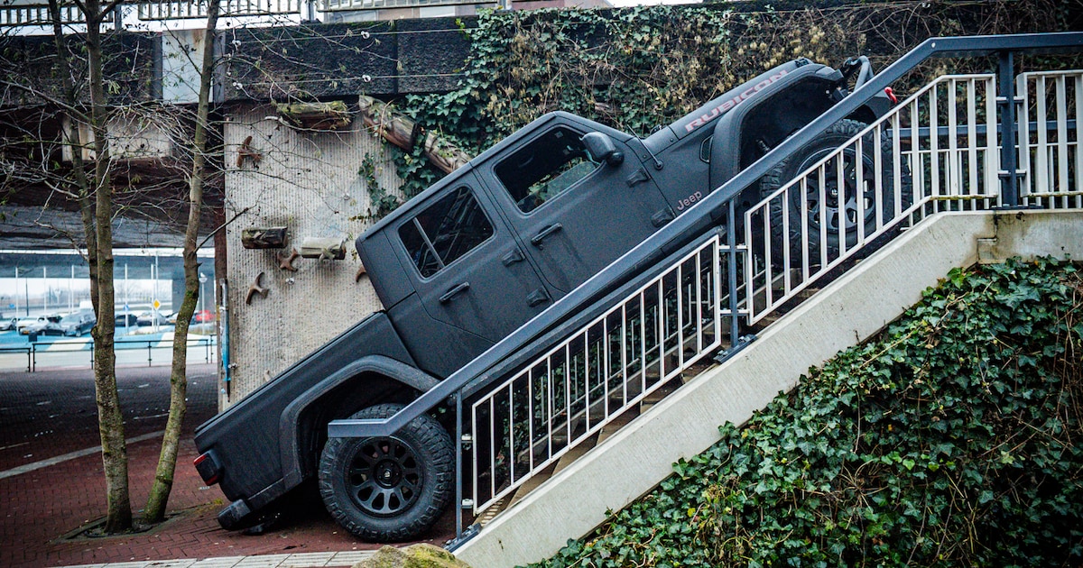 Pick-up rijdt trap op in Arnhemse binnenstad en komt vast te zitten ...