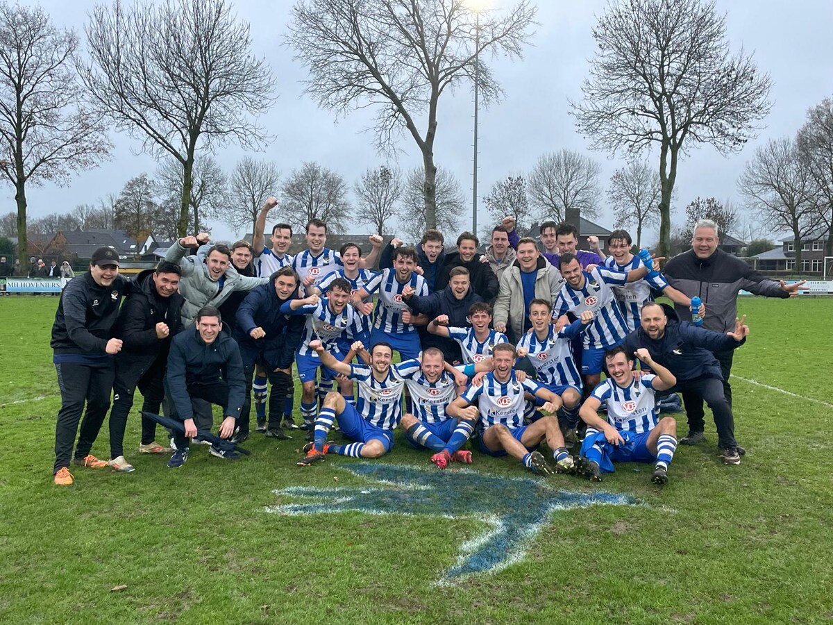 Niemand weet wie het logo van de rivaal op het veld heeft gekalkt: ‘Een ...