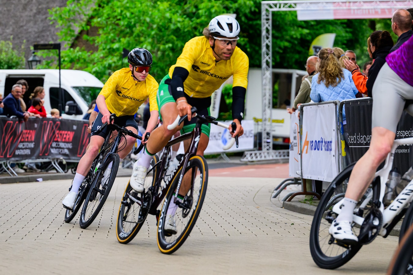 Rens (16) beste ‘Hoevelaker’ in wielerronde en racet met schaatsicoon ...