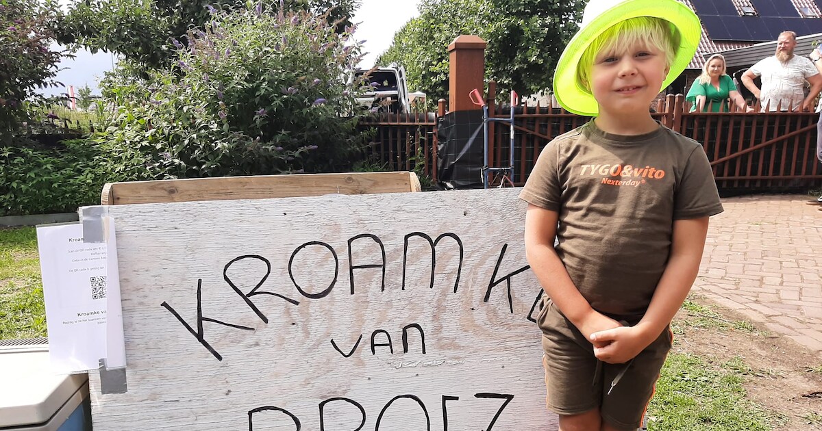 Broez (5) verkoopt drankjes vlakbij Zwarte Cross om een Lego-raket te ...