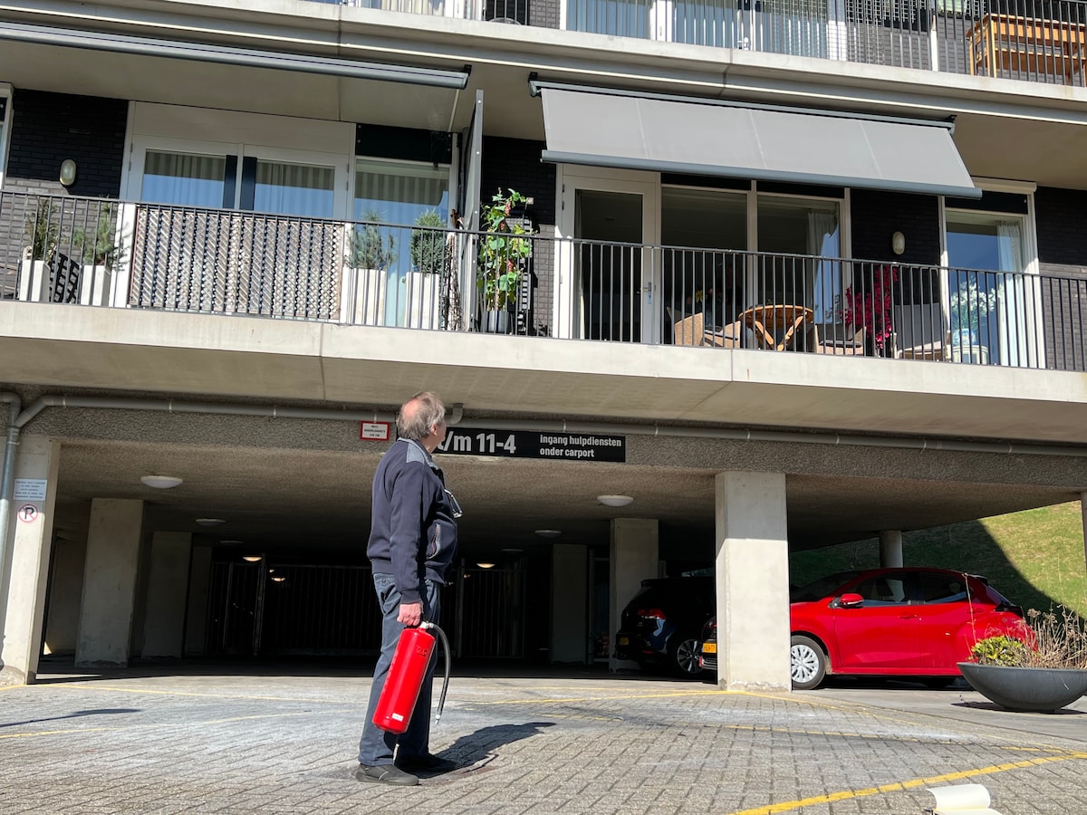 Ed (75) blust brandende auto van buurman en voorkomt daarmee erger ...