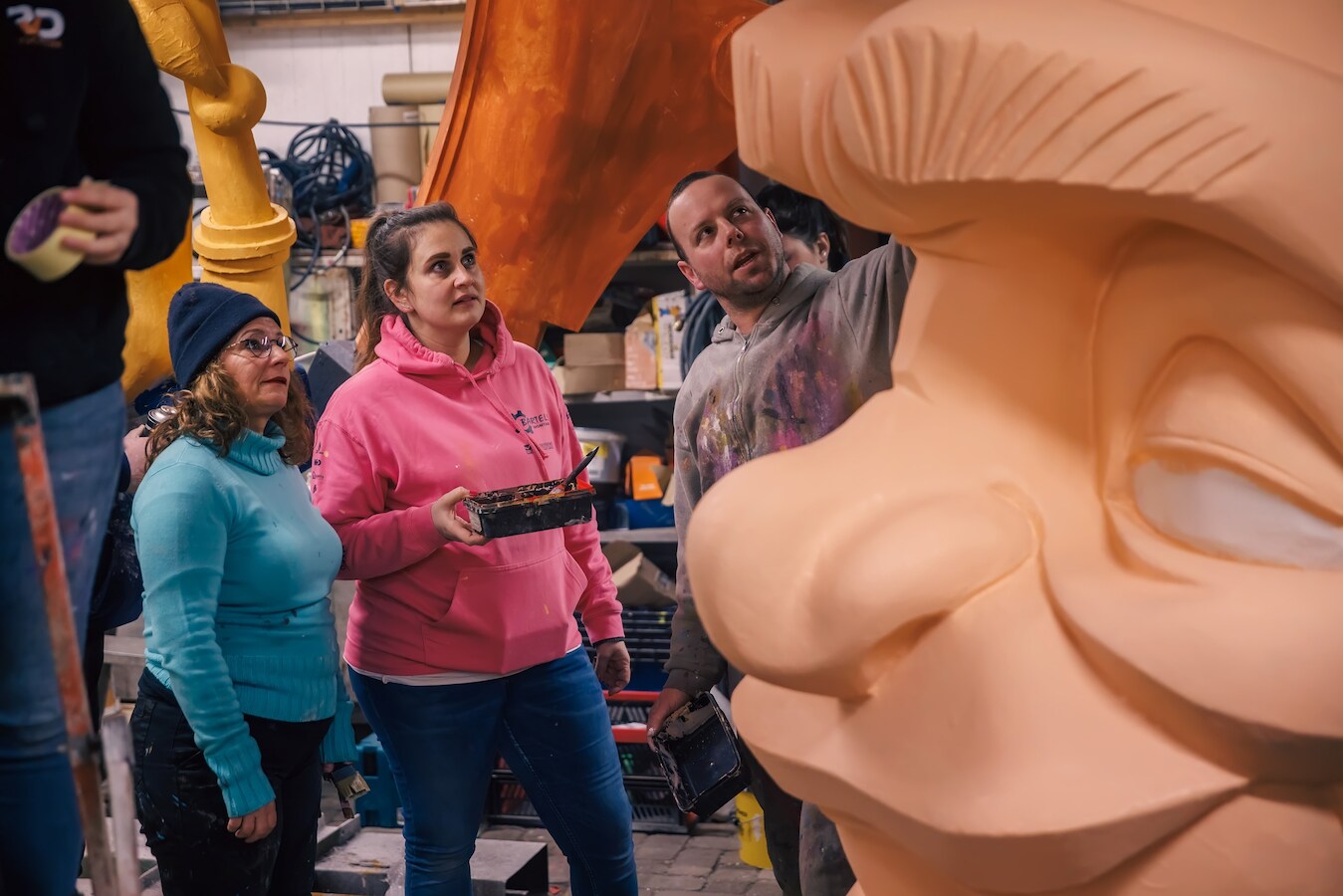 Een carnavalswagen bouwen kost duizenden uren en duizenden euro’s: ‘Het is een soort ...