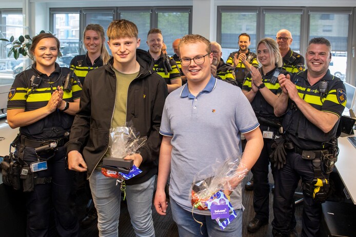 Lauris (16) en Tim (18) pakken op hun klompen een overvaller en ...