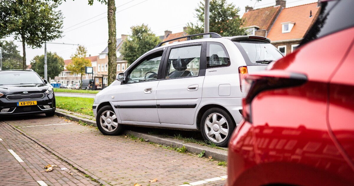 ‘Spookauto’ staat al weken met open raam scheef in Arnhem; het verhaal ...