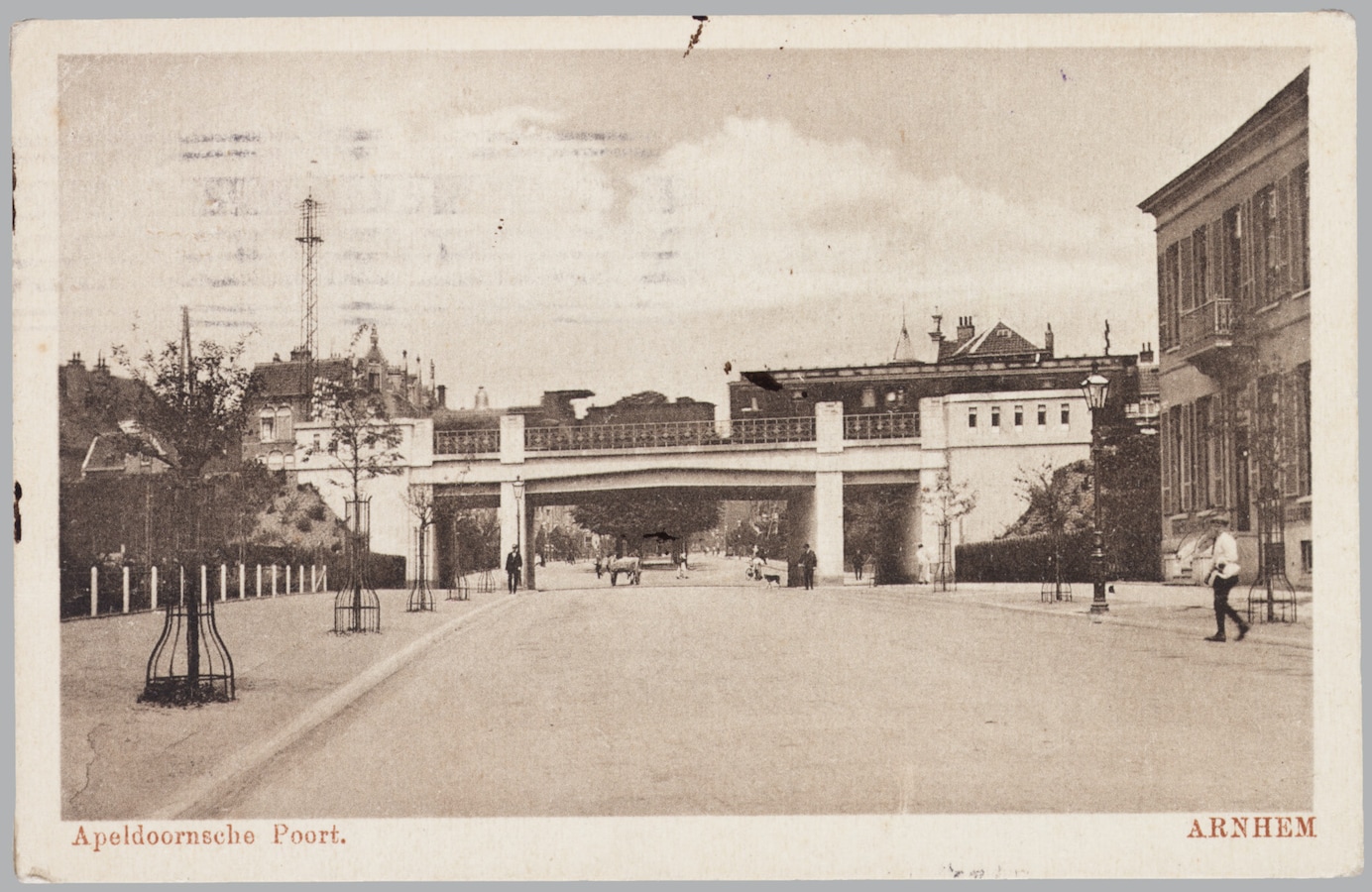 De Apeldoornse Poort, uit 1912, is Arnhems enige nog originele poort ...