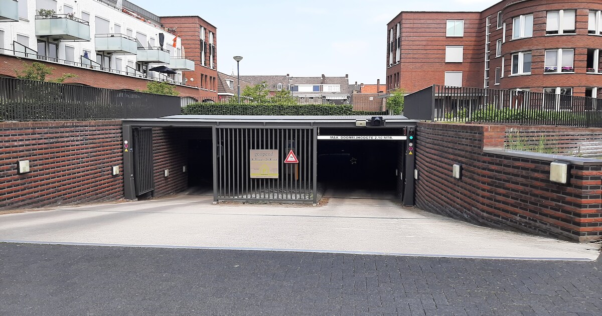 Scheuren in betonnen pilaren parkeergarage Lochtenburg Schijndel | Land ...