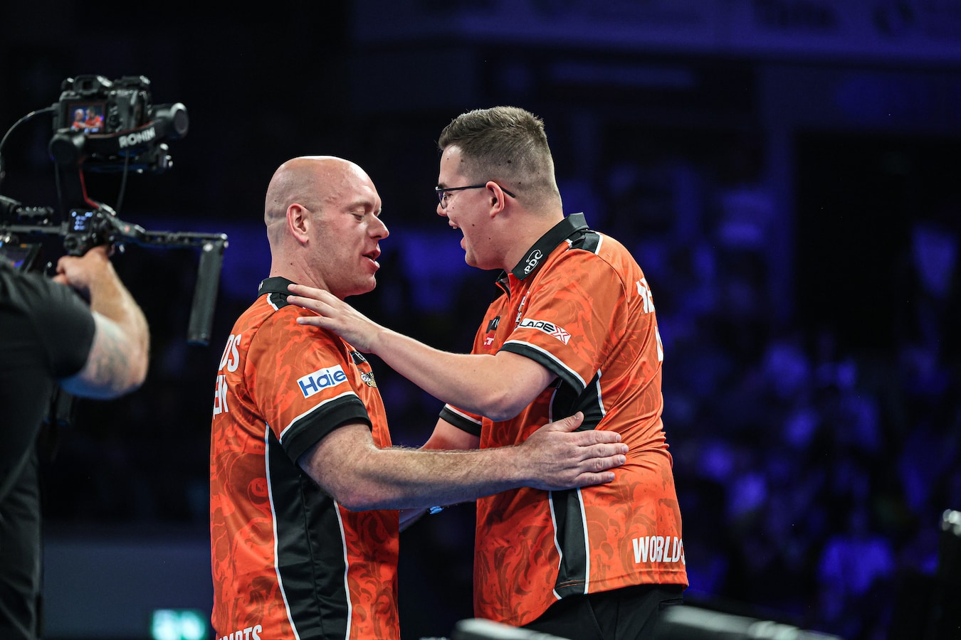 World Cup of Darts | Michael van Gerwen en Gian van Veen ten koste van ...
