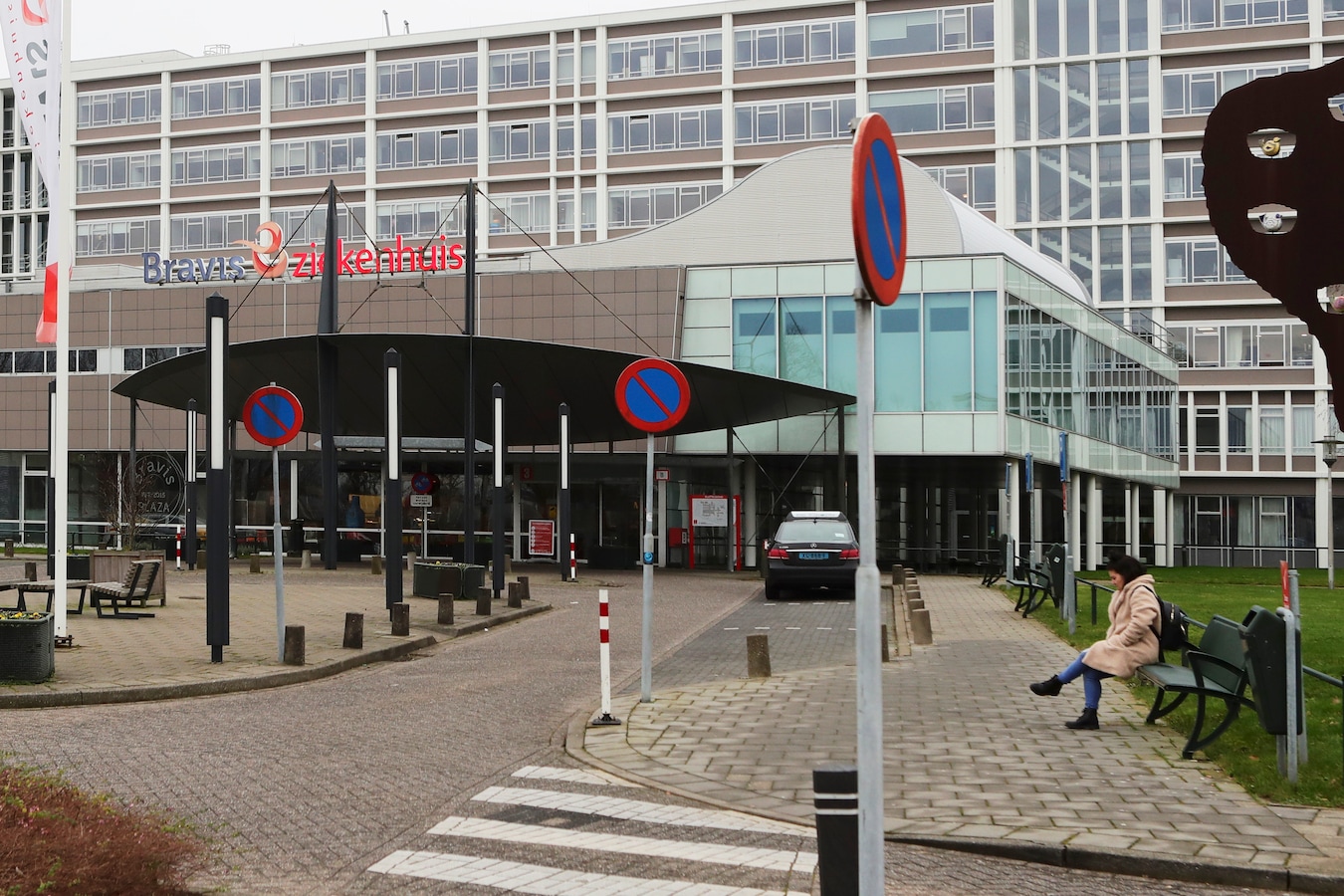 Alstublieft mevrouw, een dikke pluim! | Foto | gelderlander.nl