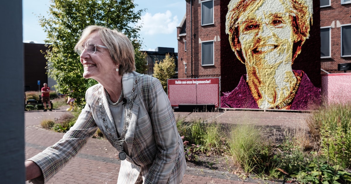 Verrassing voor de burgemeester die vertrekt: ze kan een selfie maken ...