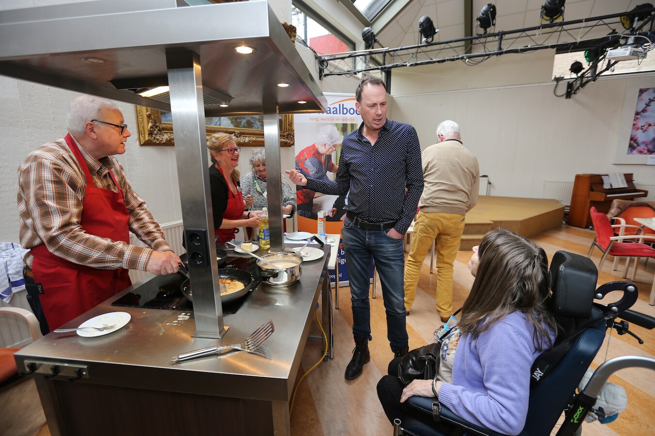 Jochem van Gelder in een stoellift bij open dag Nijmeegs verpleeghuis ...