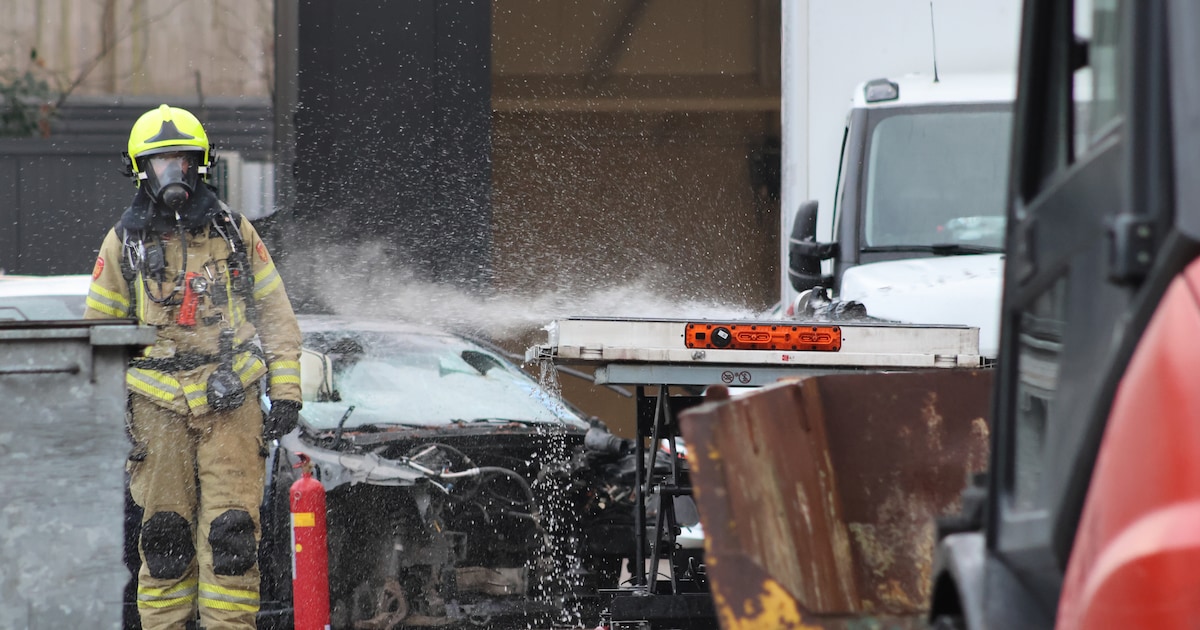 Accupakket van auto ontbrandt bij garage in Ede | Regio | De ...