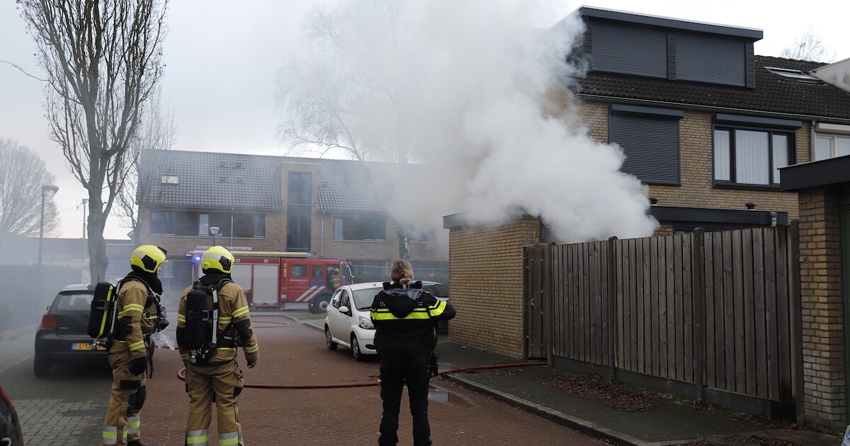 Brand in aanbouw van woning: bewoonster kan met haar katten op tijd het huis uit | 112 nieuws ...