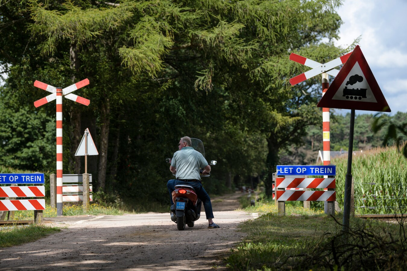 Onbewaakte overweg waar Wim zijn vrouw en dochtertje (5) verloor, gaat ...