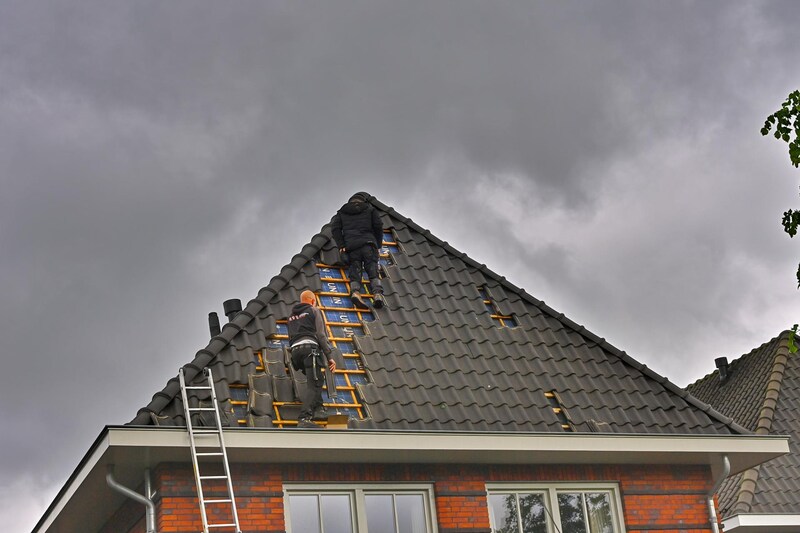 Windhoos zorgt voor ravage in Eersel: pannen vliegen van het dak, auto ...