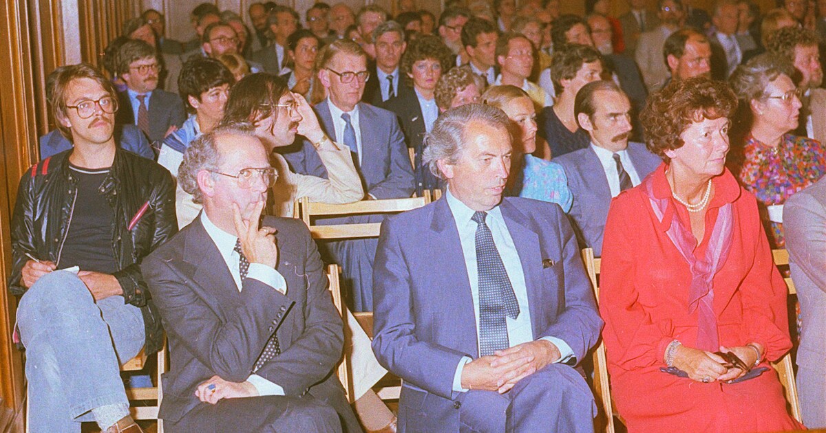 In het gemeentemuseum in Helmond is zo te zien een serieus feestje; wie ...