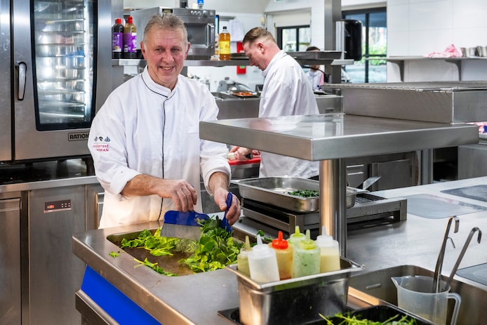 70-jarige chef-kok Bert staat al vijftig jaar in de keuken en dat ...