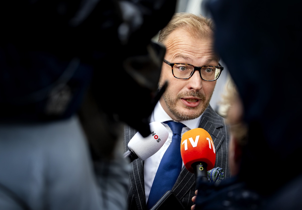 Wie is die burgemeester die nooit op tijd komt, maar wel overal is? Het ...