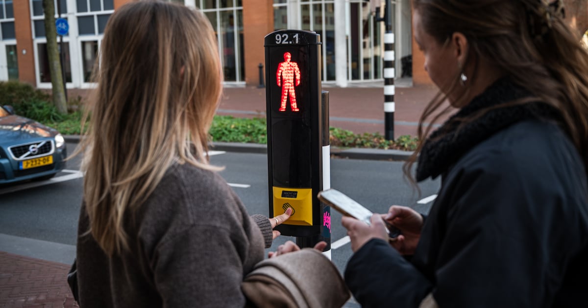 Bij dit nieuwe verkeerslicht is eindeloos wachten verleden tijd: ‘Het ...