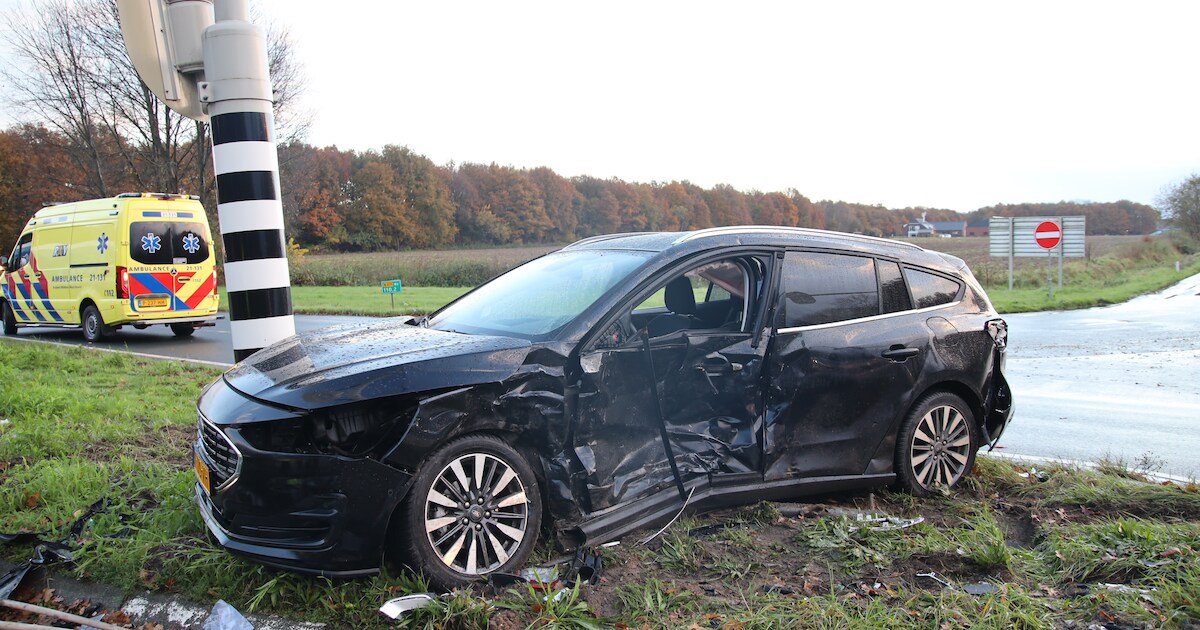 Auto crasht op verkeerspaal na botsing in Heijen | 112 nieuws Gennep ...