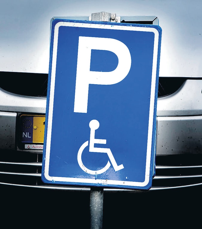 ‘U kunt 100 meter lopen’: Vrouw raakt parkeerkaart kwijt, maar rechter ...