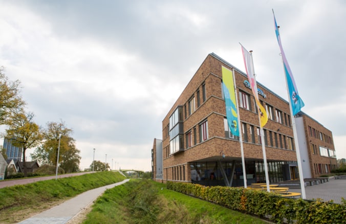 Gescheurde vloer Citadel College nog voor kerst helemaal veilig | Regio ...
