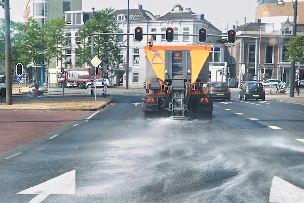 Arnhem strooit zout tegen hitte | Regio | De Gelderlander.nl