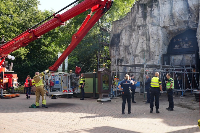 Medewerker van de Efteling zwaargewond na val van grote hoogte bij ...