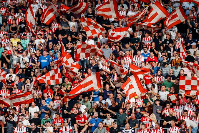 Nieuwe seizoenkaarten PSV binnen minuut al aan de man gebracht | Regio ...