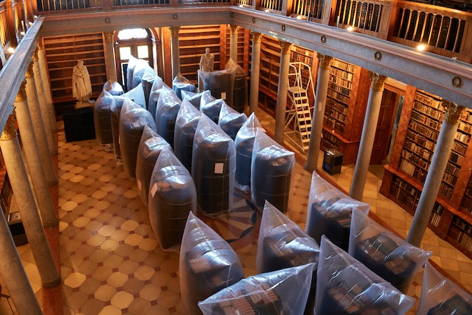 Oudste bibliotheek van Hongarije beschermt 100.000 boeken tegen ...