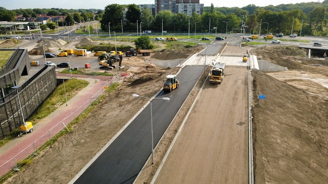 Nieuwe Dukenburgseweg weer open: weg gaat nu over fietstunnel heen ...