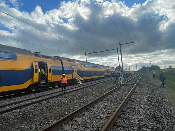 TERUGLEZEN | Vijf gewonden nadat trein vrachtauto ramt • Wagons ...
