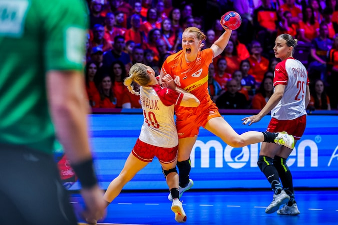 Tophandbalster Dione Housheer over haar sterrenstatus: ‘Dat mensen echt ...