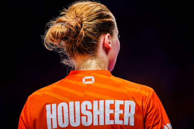 Tophandbalster Dione Housheer over haar sterrenstatus: ‘Dat mensen echt ...