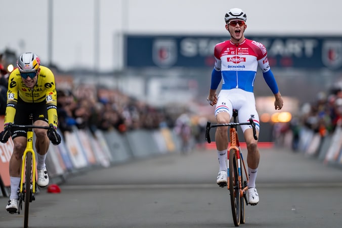 Tibor del Grosso is Wout van Aert in sprint te snel af en wint veldrit ...