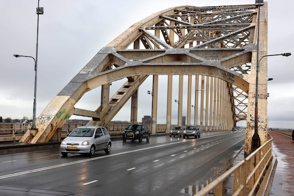 Lezers verklaren de liefde aan de Waalbrug: ‘Je bent de brug naar huis ...