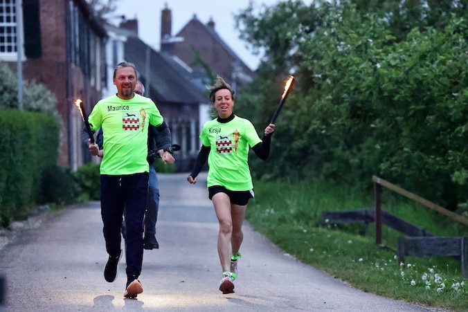 Kirsja en Maurice lopen ’s nachts bijna 50 kilometer met ...