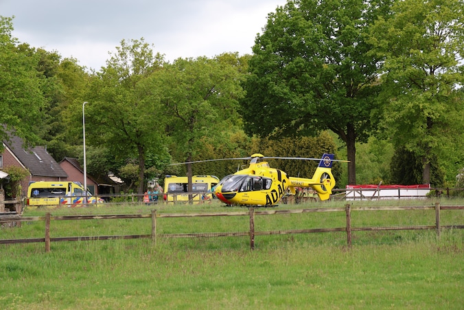 Dode bij ernstig ongeval in Hellendoorn: auto botst tegen boom | Nieuws ...