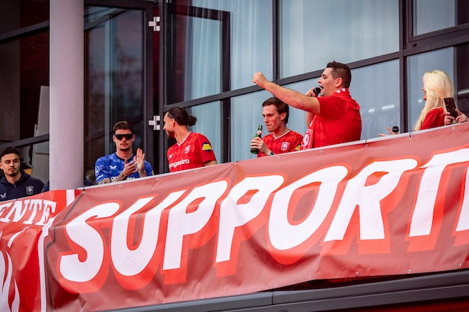 Als FC Twente belt, laat zanger Tom alles vallen: ‘Kippenvel van begin ...