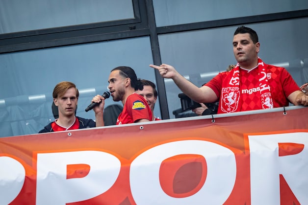 Als FC Twente belt, laat zanger Tom alles vallen: ‘Kippenvel van begin ...