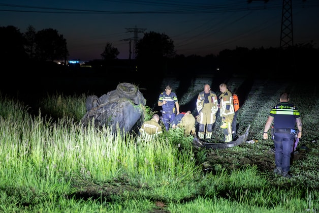 Automobilist stuurt niet mee in bocht en belandt ondersteboven in sloot ...