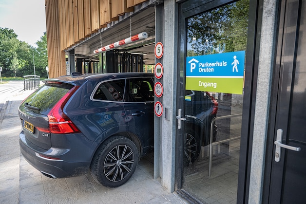 Zo ziet de nieuwe parkeergarage van Druten eruit: een krappe ingang ...