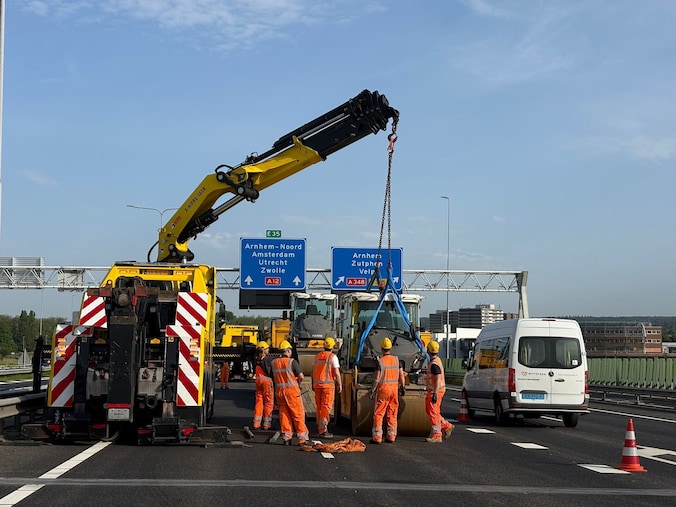 Waarom een wals van 7 ton voor de langste file van het land zorgt: ‘Het ...