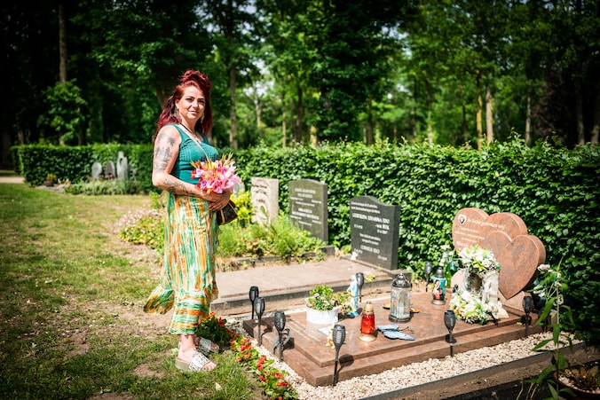 Bloemen van Chantal worden elke keer weggehaald bij het graf van haar ...