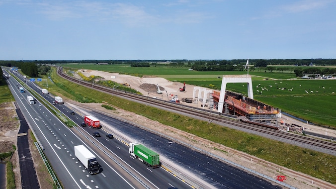Wat doet die enorme brug naast de A15? Dit moet je weten over het ...