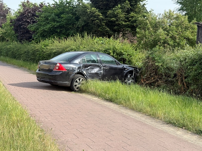 Auto belandt in bosjes na aanrijding met stadsbus op N721 in Molenhoek ...