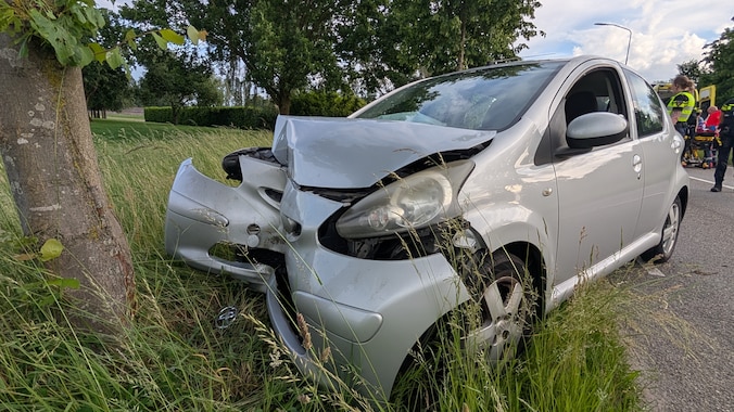 Automobilist gewond na crash tegen boom in Doetinchem | Regio | De ...