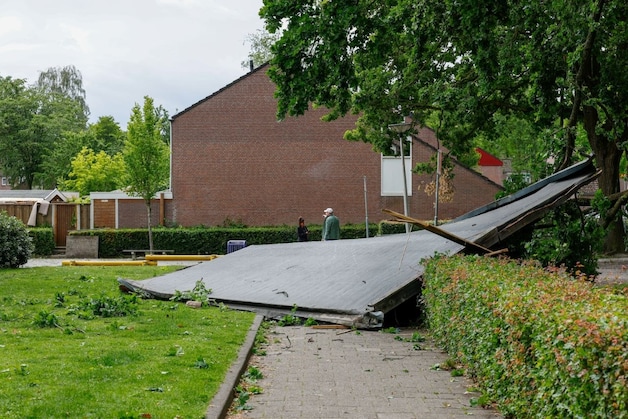 ‘Kortdurende tornado’ trekt spoor van vernieling door Glanerbrug ...