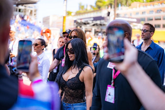 Kim Kardashian steelt de show in Monaco: nieuwe vriendin Lewis Hamilton ...
