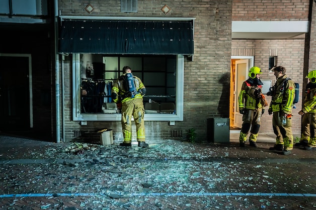 Explosie blaast ruit uit pand pilatesstudio in centrum van Oosterbeek ...
