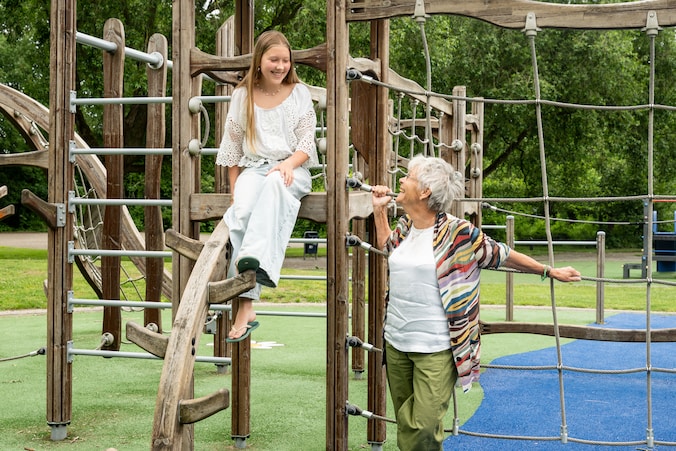 Evie (14) en Margreet (76) delen alles, van logeerpartijen tot ...